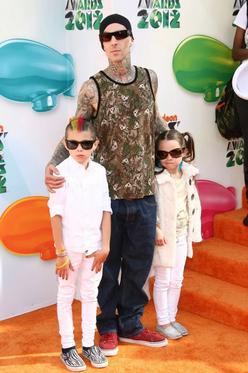 Travis Barker és gyerekei a vörös szőnyegen