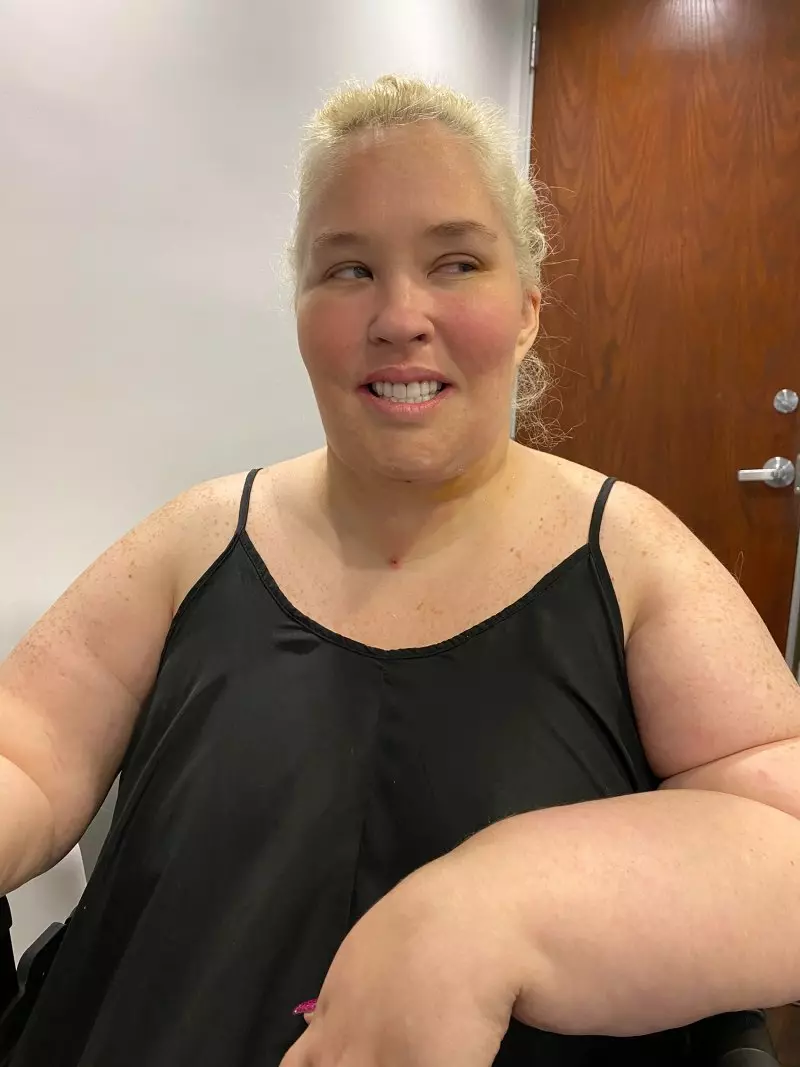 Mama June devwale nouvo renovasyon apre li fin sibi operasyon an plastik sou manton li: Gade gade li!