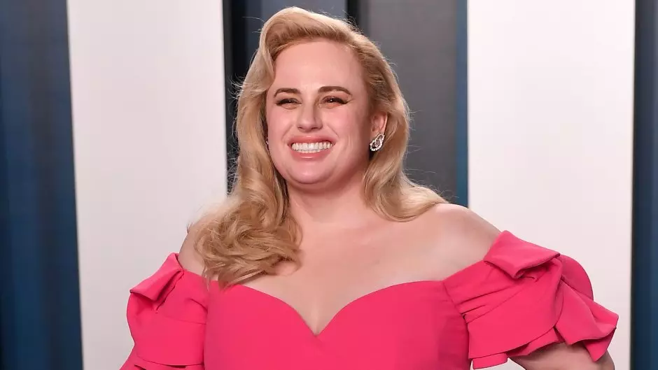 Rebel Wilson nitsiky tamin'ny akanjo mavokely tao amin'ny Vanity Fair Oscars After Party