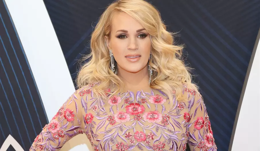 Carrie Underwood shtatzënë e veshur me një fustan me lule me flokët e saj të ulur