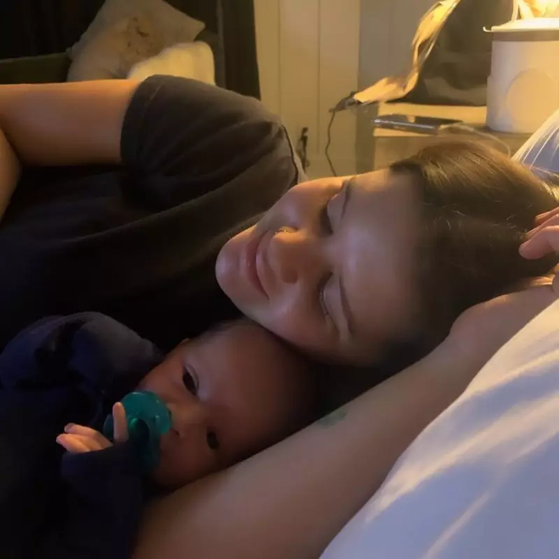 Марен Морис лежи в леглото с новородения син Хейс