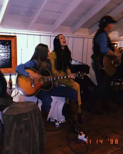 Gigi Hadid en Kacey Musgraves spelen gitaar in Nashville na CMA Awards 2019