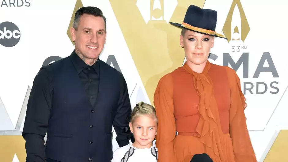 Carey Hart, Jameson Moon Hart, Pink i Willow Sage Hart Imatge 2 de la catifa vermella dels premis CMA 2019