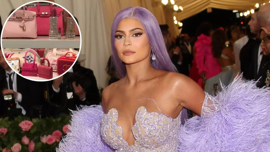 Kylie Jenner viser frem hyllen av designervesker