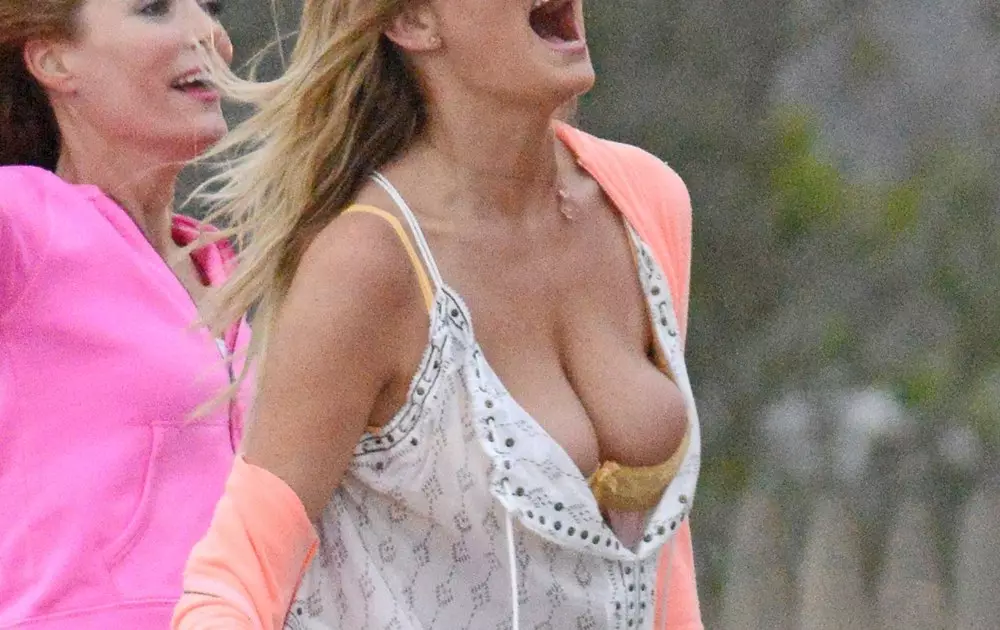 De borsten van Paris Hilton proberen te ontsnappen aan push-up bh