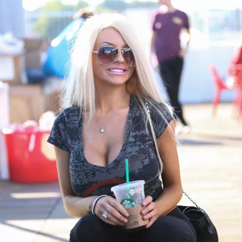 Courtney Stodden suxeitador push up con escote