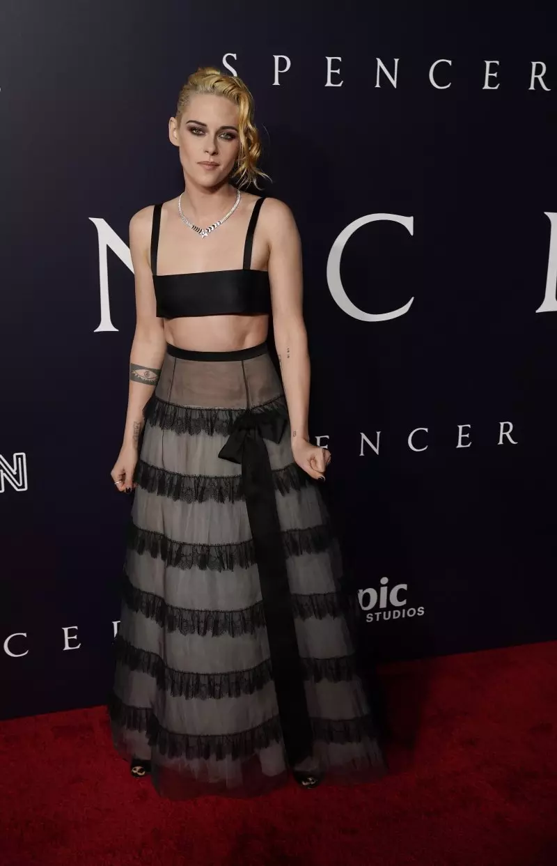 Kristen Stewart o tsamaea a se na sebete ho 'Spencer' Premiere: Lifoto 5