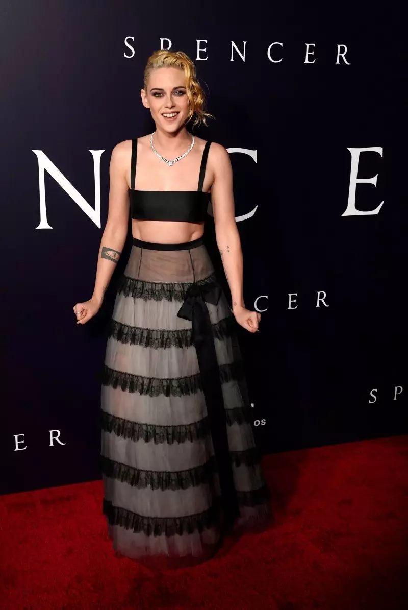 Kristen Stewart Nandeha Braless tamin'ny Premiere 'Spencer': Sary 1