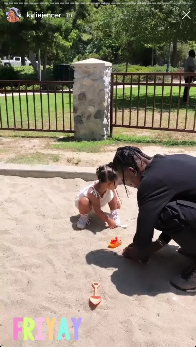 Kylie Jenner, Travis Scott e Stormi no parque