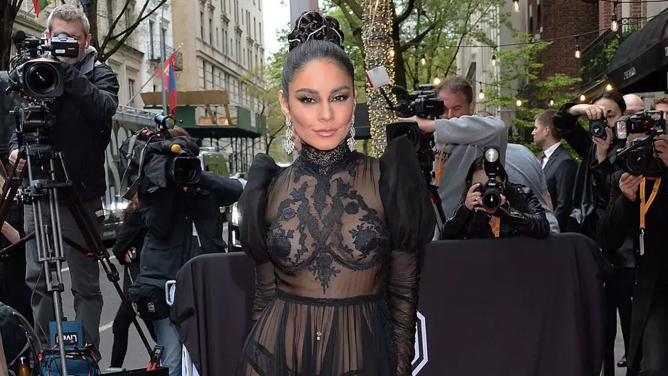 Vanessa Hudgens het die 2022 Met Gala Red Carpet Livestream in Styl aangebied: Foto's van haar uitrusting