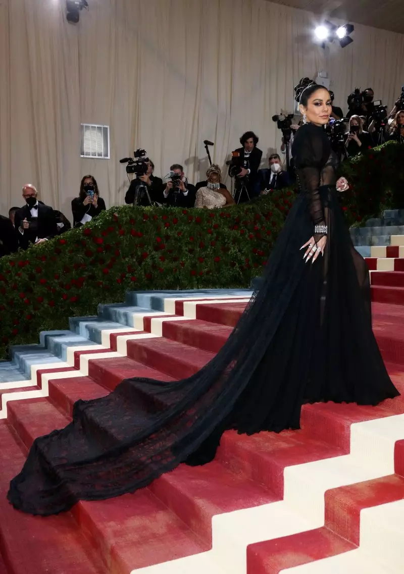 Vanessa Hudgens האָסץ די 2022 Met Gala Red Carpet Livestream אין סטיל: פאָטאָס פון איר גאַרניטער