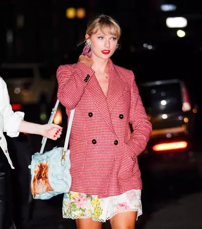 Cappotto rosso rossetto rosso a tema festa di compleanno di Taylor Swift gigi Hadid