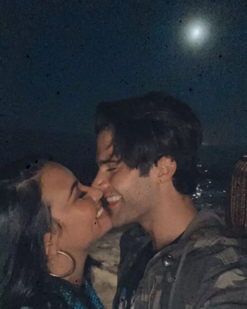 Si Demi Lovato Mikatawa Samtang Naghalok sa Uyab nga si Max Ehrich