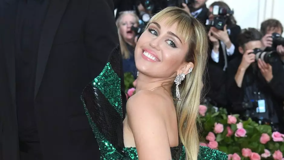 Miley Cyrus ondergoed foto met galajurk blond hannah montana haar