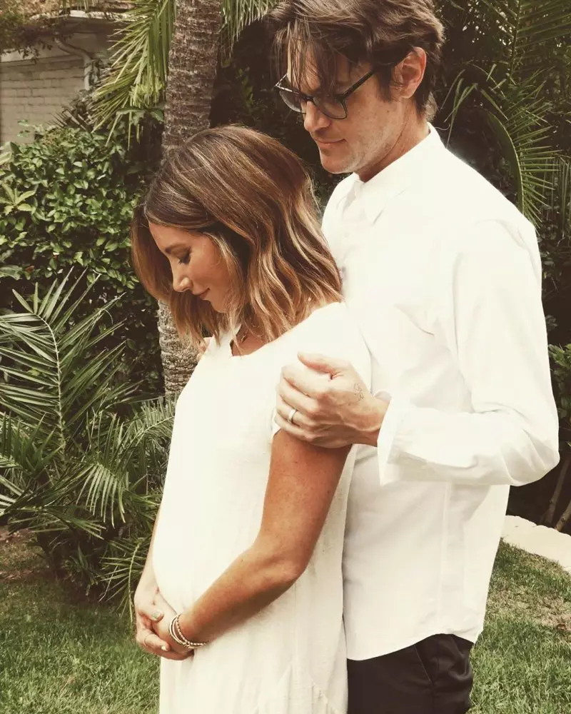 Ashley Tisdale está embarazada e espera o seu primeiro fillo co seu marido Christopher French