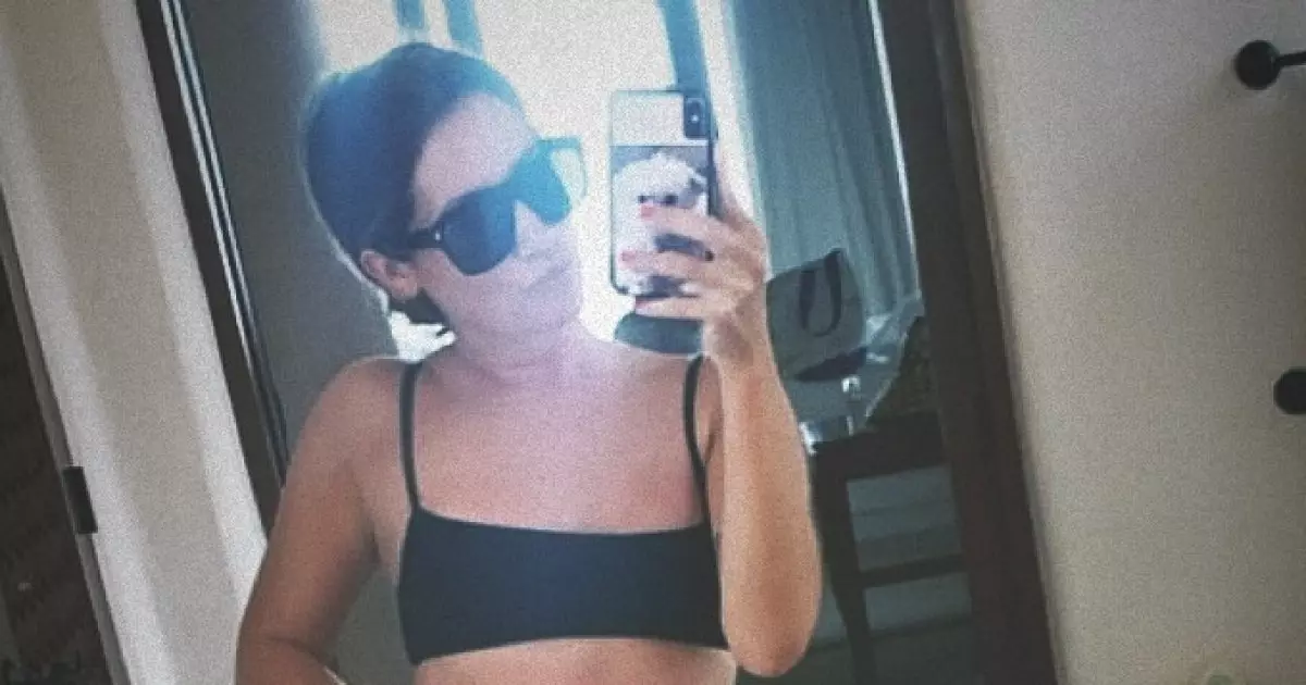 Ashley Tisdale ndan një mesazh rreth dashurisë për veten ndërsa pozon me bikini