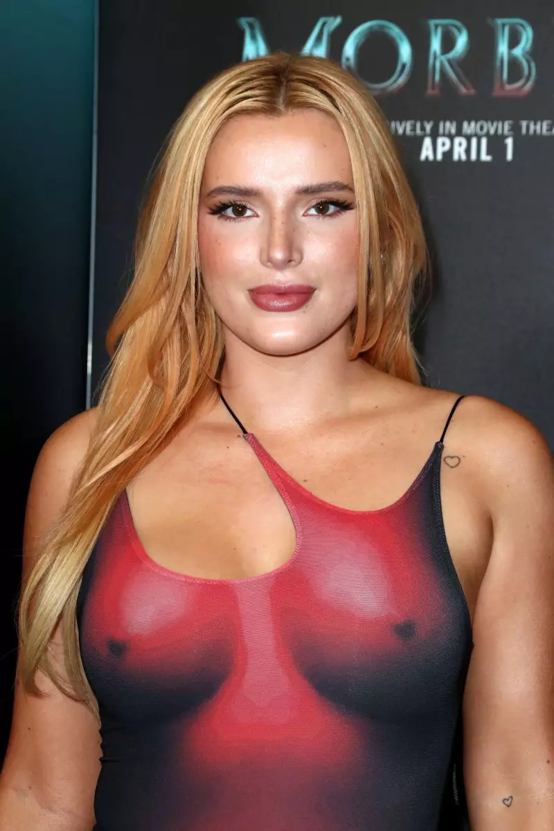 Bella Thorne *Slags* blotter alt i hudtrang kjole: Se bilder av hennes ville utseende