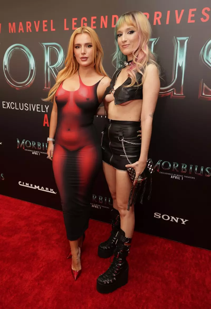 Bella Thorne *kaip* viską aprengia prigludusia suknele: žiūrėkite jos laukinės išvaizdos nuotraukas