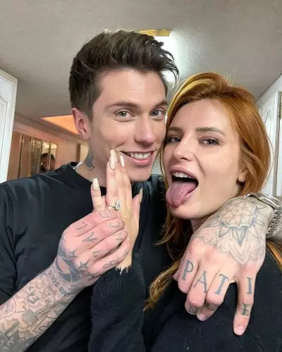 Si Bella Thorne Engaged na sa Boyfriend nga si Benjamin Mascolo Human sa 2 ka Tuig nga Pag-date