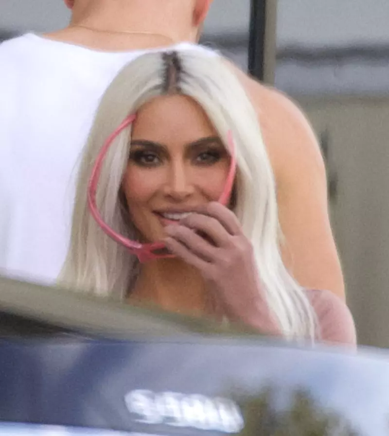 Kim Kardashian en BF Pete Davidson gesien met bypassende haarstyle