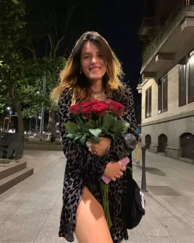 Bella Thorne Akabata Bouquet yeRozi