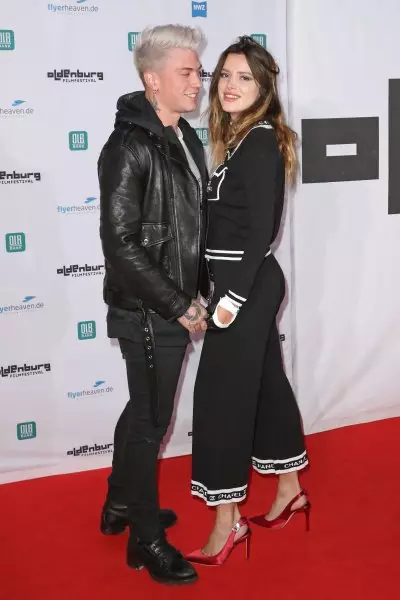 Benjamin Mascolo ug Bella Thorne pack sa PDA sa pula nga karpet sa Oldenburg Film Festival