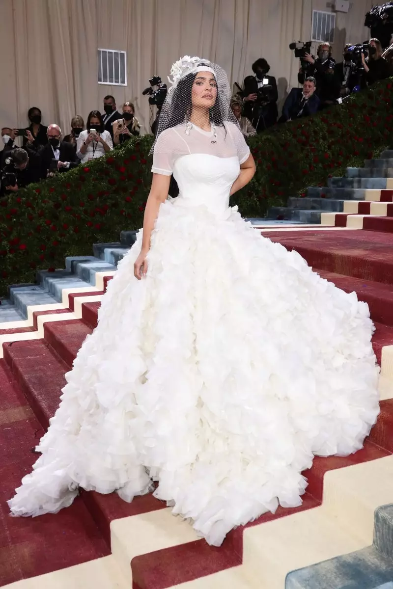 Fashion's Biggest Hmo! Saib Dab Tsi Txhua Tus Celebs Hnav ntawm 2022 Met Gala