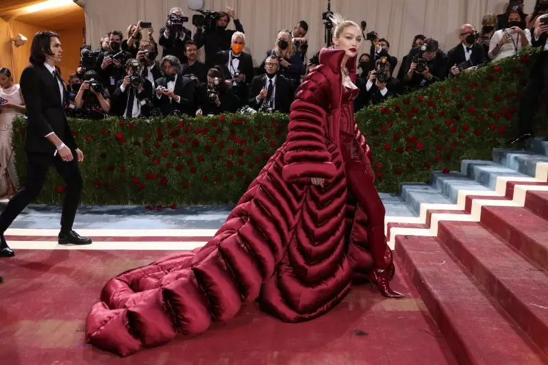 時尚界最盛大的夜晚！看看所有名人在 2022 年的 Met Gala 上都穿了什麼