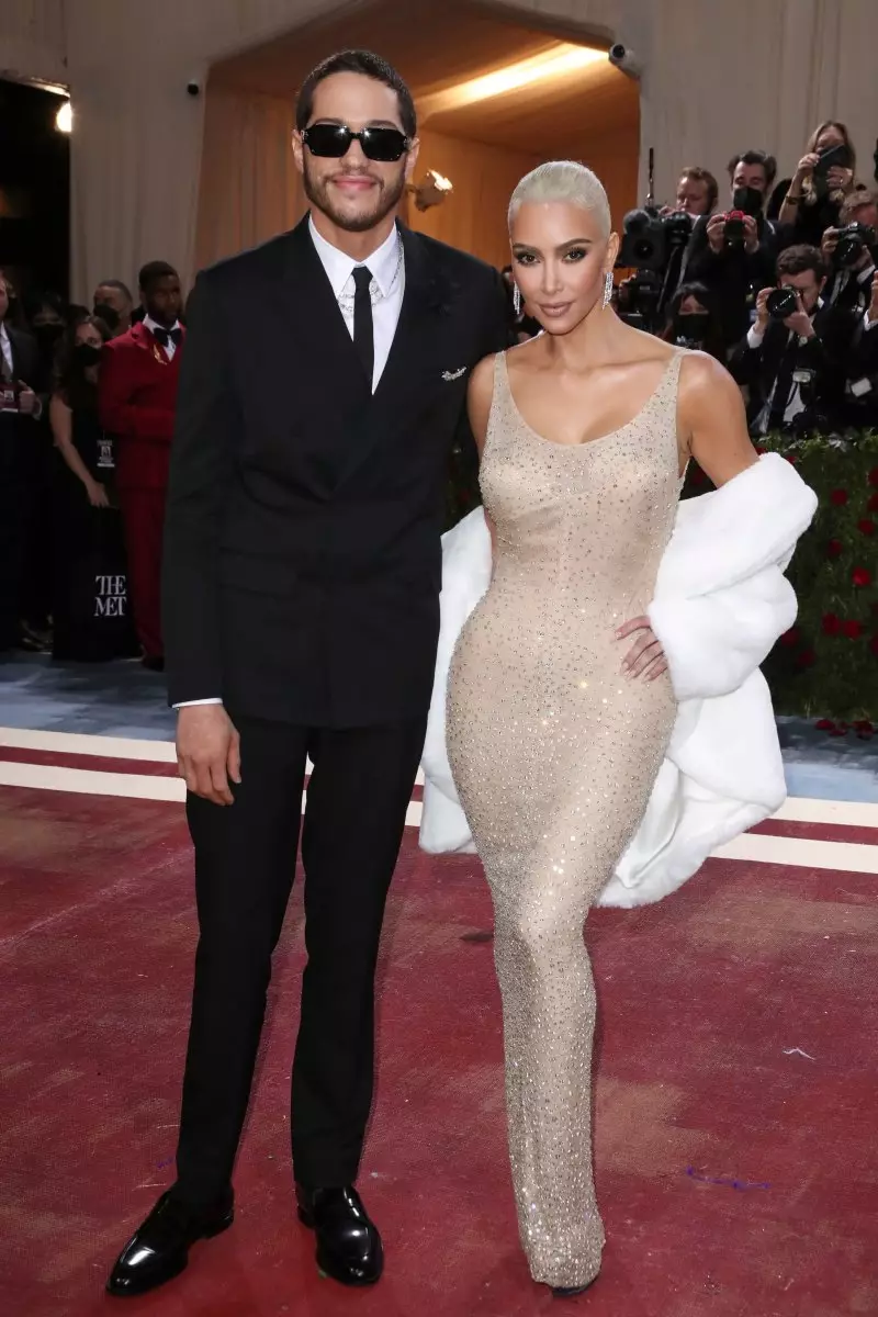 Fashion's Biggest Hmo! Saib Dab Tsi Txhua Tus Celebs Hnav ntawm 2022 Met Gala