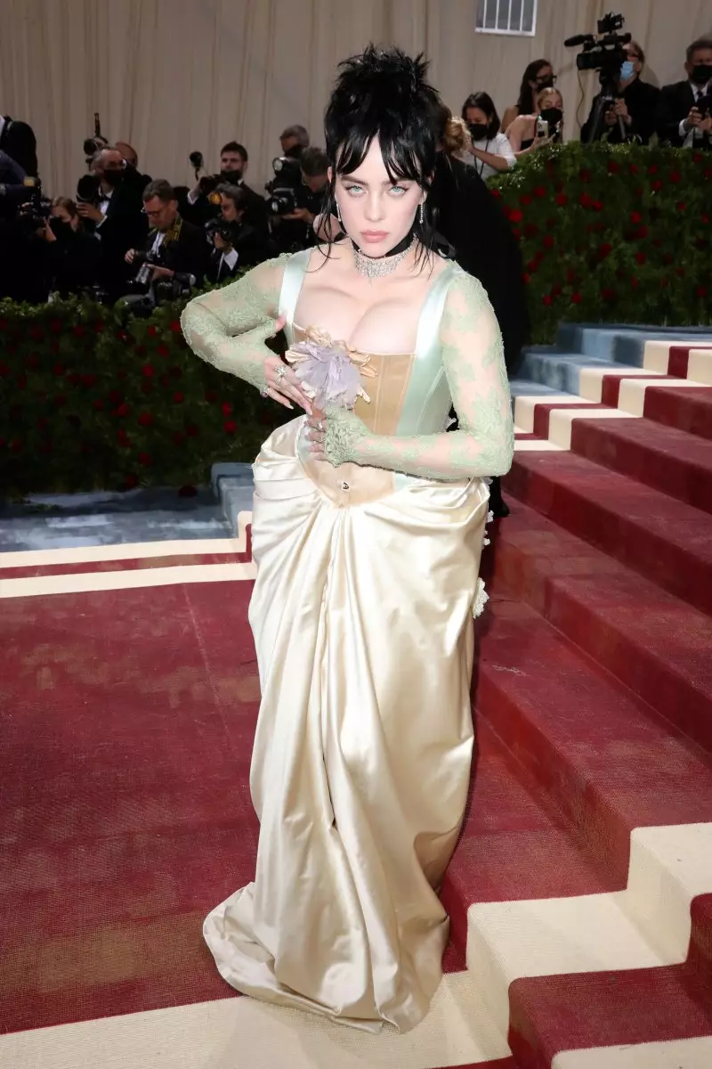 Fashion's Biggest Hmo! Saib Dab Tsi Txhua Tus Celebs Hnav ntawm 2022 Met Gala