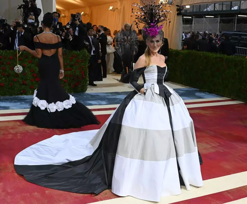 Fashion's Biggest Hmo! Saib Dab Tsi Txhua Tus Celebs Hnav ntawm 2022 Met Gala