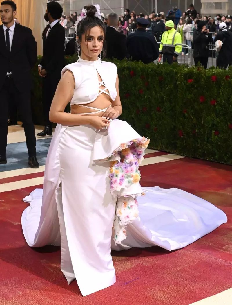 Fashion's Biggest Hmo! Saib Dab Tsi Txhua Tus Celebs Hnav ntawm 2022 Met Gala