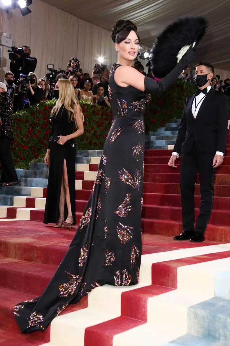 Fashion's Biggest Hmo! Saib Dab Tsi Txhua Tus Celebs Hnav ntawm 2022 Met Gala