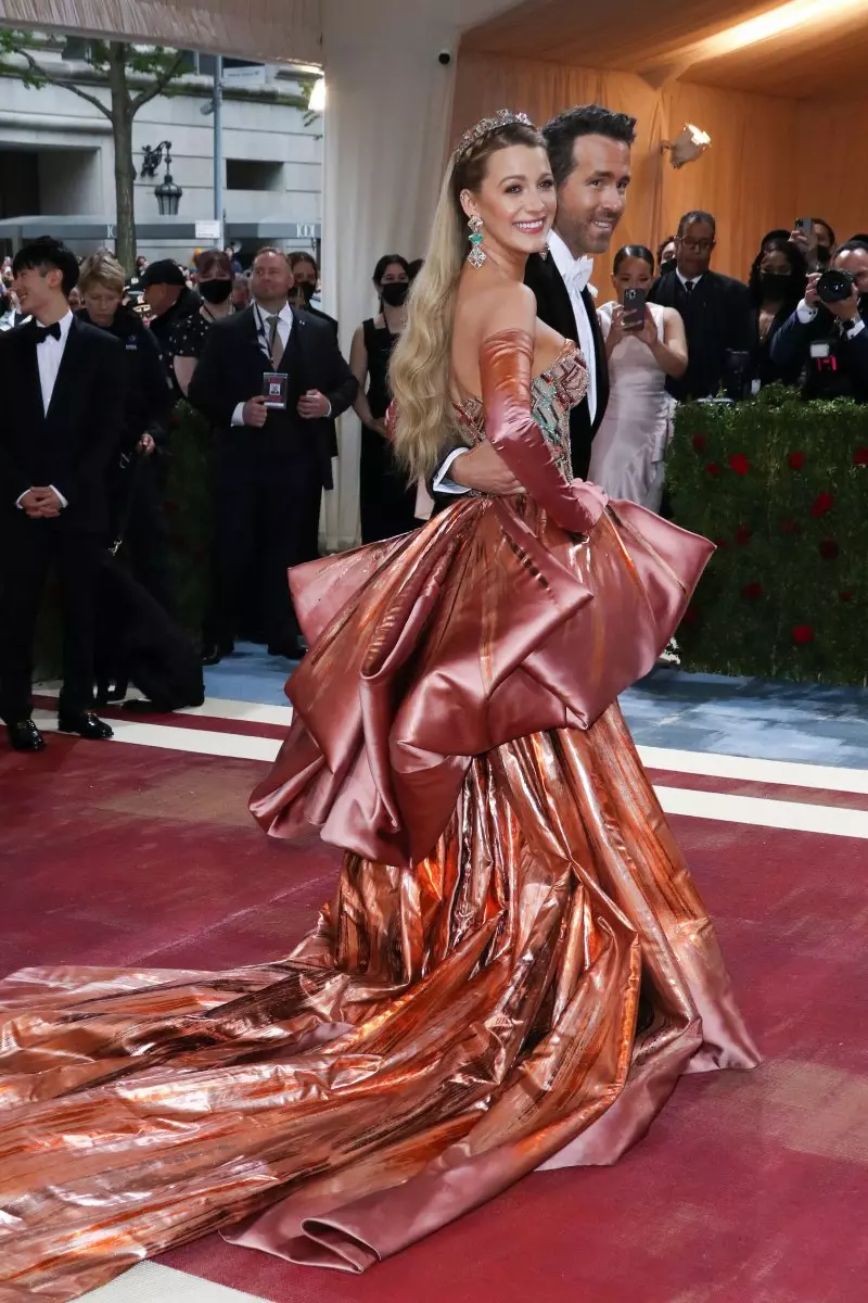 Fashion's Biggest Hmo! Saib Dab Tsi Txhua Tus Celebs Hnav ntawm 2022 Met Gala