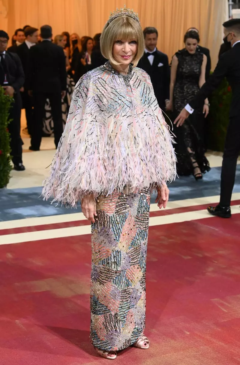 Fashion's Biggest Hmo! Saib Dab Tsi Txhua Tus Celebs Hnav ntawm 2022 Met Gala