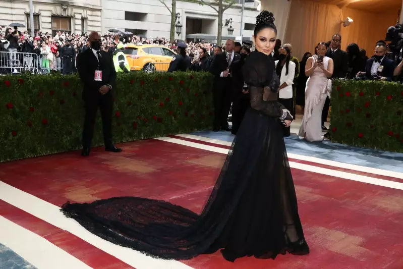 Fashion's Biggest Hmo! Saib Dab Tsi Txhua Tus Celebs Hnav ntawm 2022 Met Gala