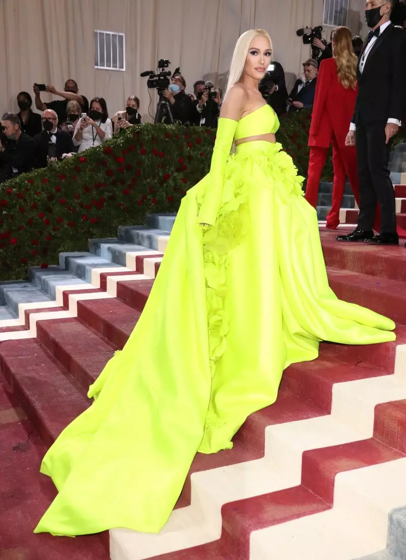 Fashion's Biggest Hmo! Saib Dab Tsi Txhua Tus Celebs Hnav ntawm 2022 Met Gala