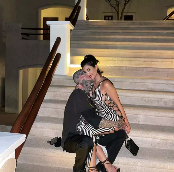 Ua sogi e Travis Barker le ua o Kourtney Kardashian i ata ua tumu i le PDA