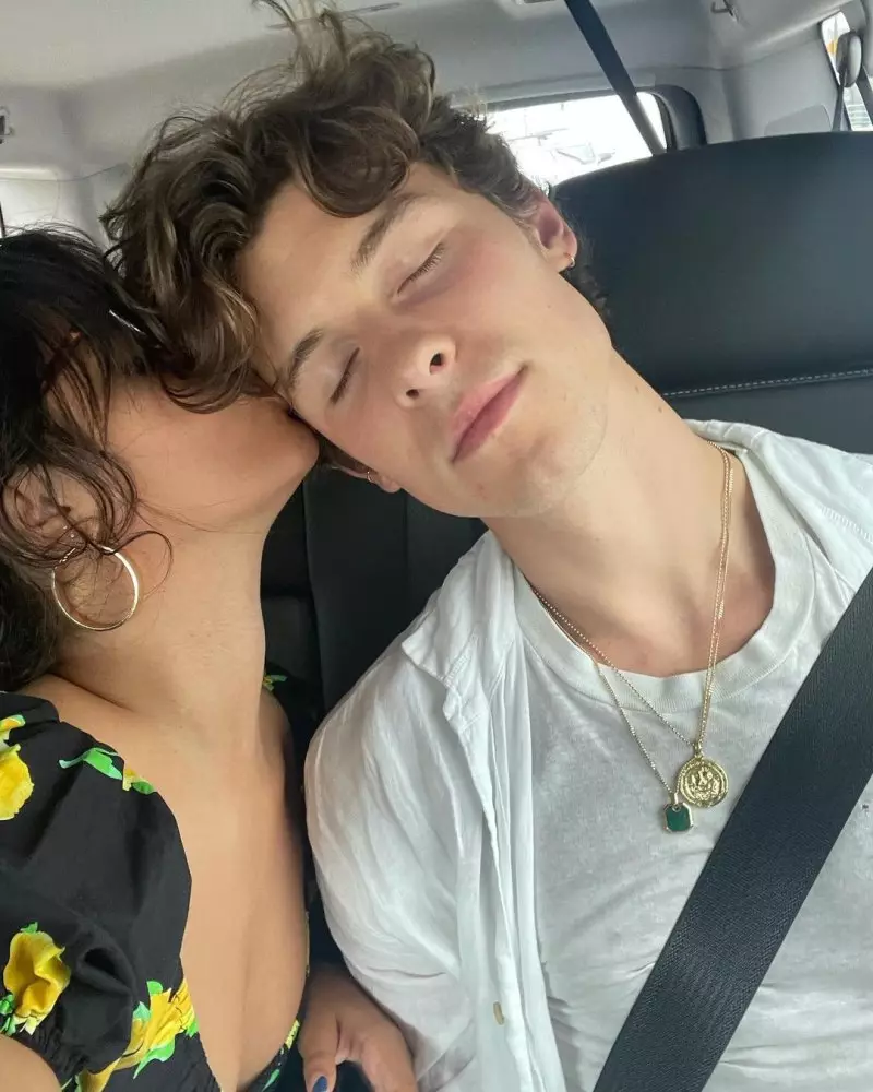 Gukoraho Byose ni Ooh-La-La! Camila Cabello n'umukunzi Shawn Mendes Amafoto Yuzuye PDA