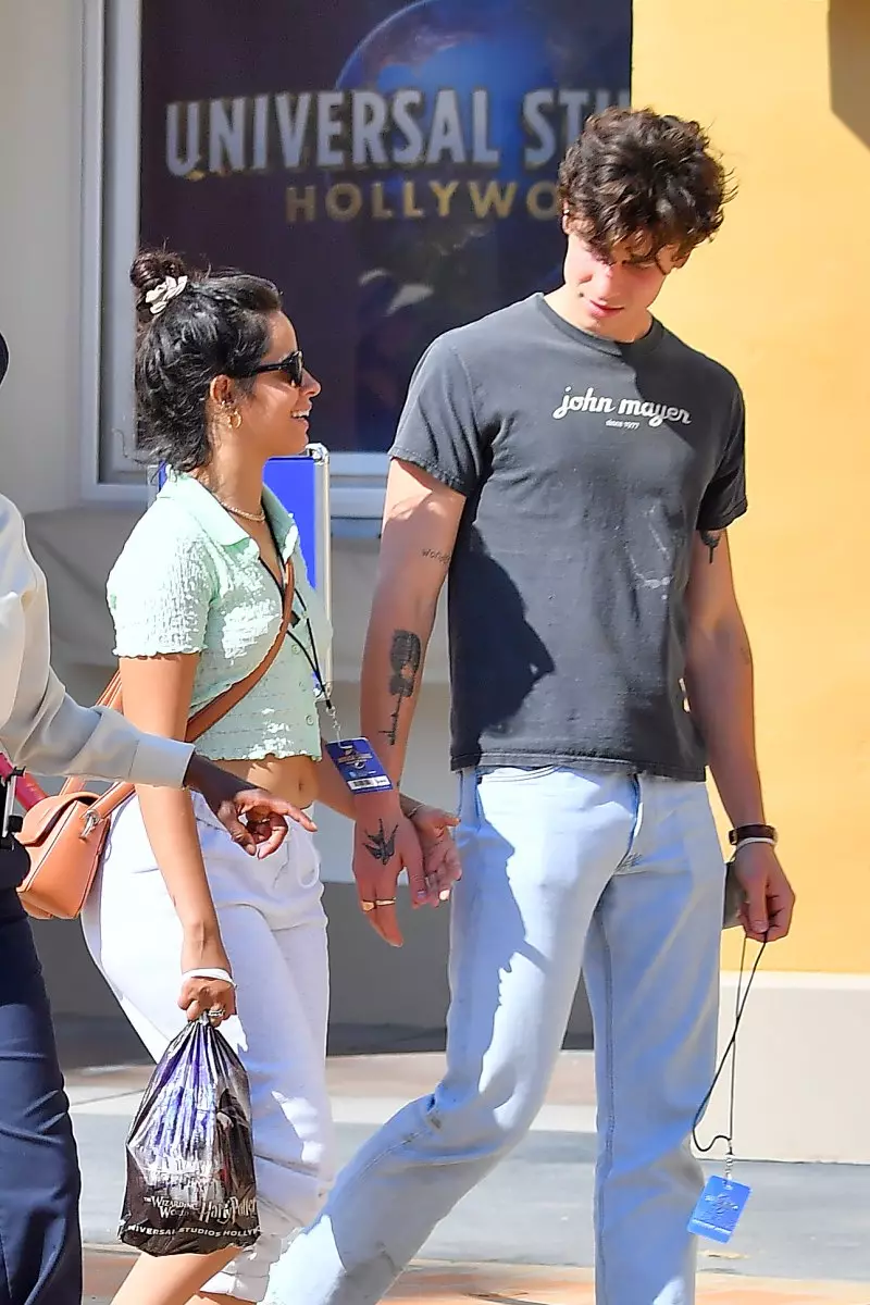 Camila Cabello, Umukunzi Shawn Mendes Amafoto Yuzuye PDA 3