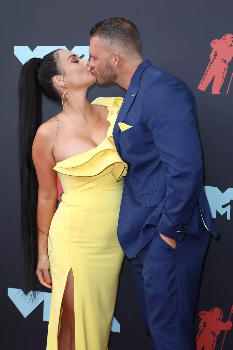 JWoww bučiuoja savo vaikiną geltona suknele