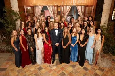 De Bachelor Peter Weber Deelnemers VOORSTE RIJ: SARAH, MADISON, LAUREN, TAMMY, DEANDRA, PETER WEBER, KIARRA, LEXI, JASMINE, MYKENNA, SYDNEYMIDDLE RIJ: KELLEY, NATASHA, KELSEY, SAVANNAH, KYLIE, HANNAH, ANNOUR, TNKATRI , VICTORIA F. ACHTERRIJ: ALEXA, EUNICE, AVONLEA, MAURISSA, MEGAN, PAYTON, SHIANN, VICTORIA P., ALAYAH, JENNA