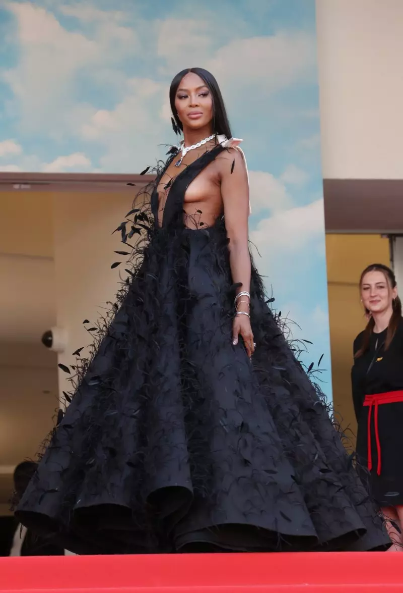 Naomi Campbell Yagiye Braless Kuva muri 90! Reba Amafoto ye Nta mwambaro wa Bra