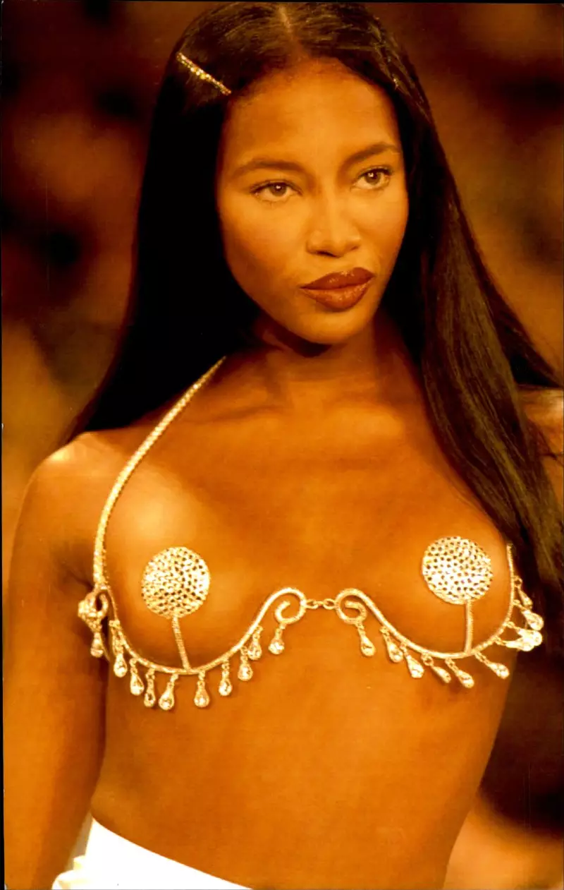 Naomi Campbell hefur verið brjóstalaus síðan á tíunda áratugnum! Sjá myndir af Her No Bra Outfits