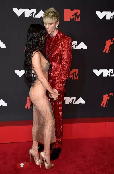 Machine Gun Kelly, Megan Fox 2021 MTV VMAs Ruĝaj Tapiŝoj Fotoj 3