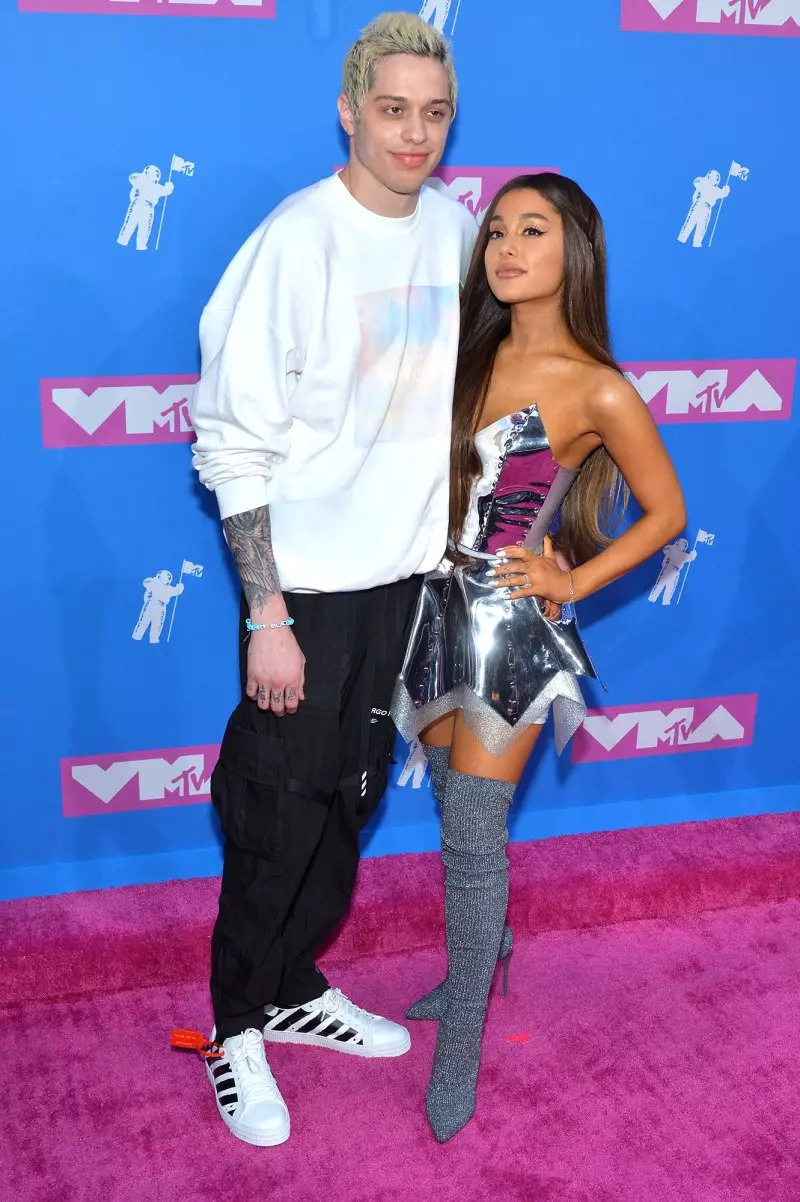 Pete Davidson සහ Ariana Grande Short Girl අගය කිරීමේ දිනය