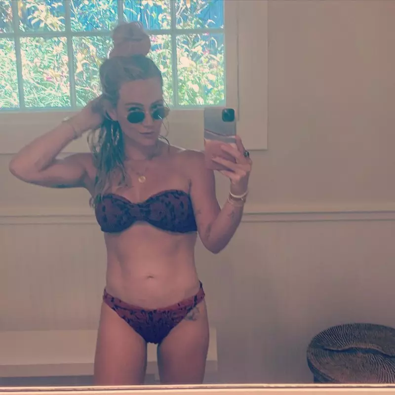 Hilary Duff Laşê xwe ~Bi Evîn~ bi Bikini Nîşan dide! Wêneyên Herî Baştirîn Deqên Serşokê