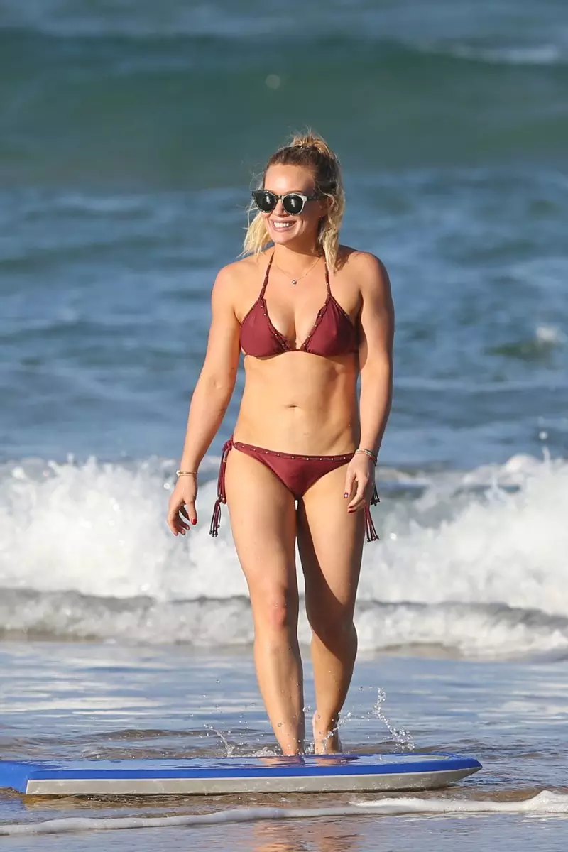 Hilary Duff na-egosi ahụ ya ~ n'ịhụnanya ~ na bikini! Foto nke oge uwe ịsa ahụ kacha mma