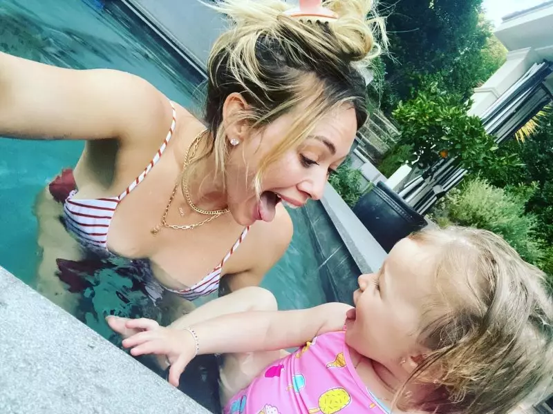 Hilary Duff Aonyesha Mwili Wake ~Kwa Upendo~ akiwa kwenye Bikini! Picha za Nyakati Zake Bora za Kuoga