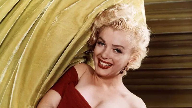 Marilyn Monroe rød kjole smiler